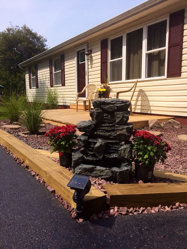 New 7 Person Hot Tub & HUGE Game room. Beautiful terrazzo Counter and ...