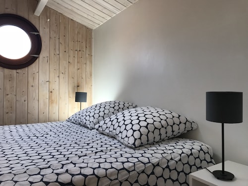 Heller Stand Im Ruhigen Viertel Von Genette. - La Rochelle