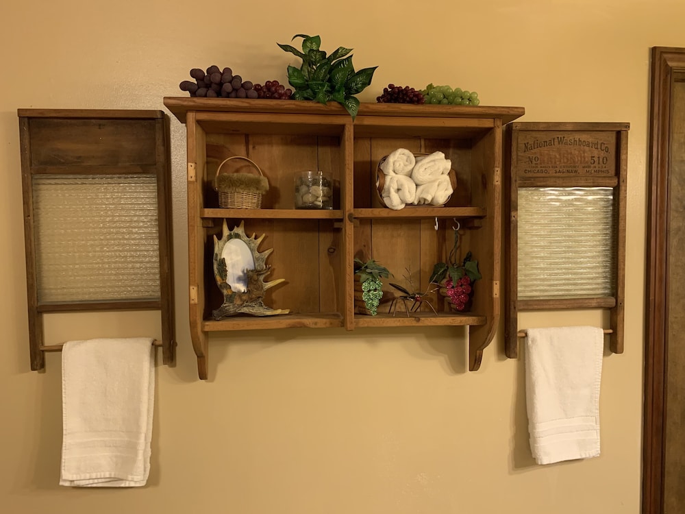 Hot tub, sauna, large open great room, spacious kitchen, pet friendly ...