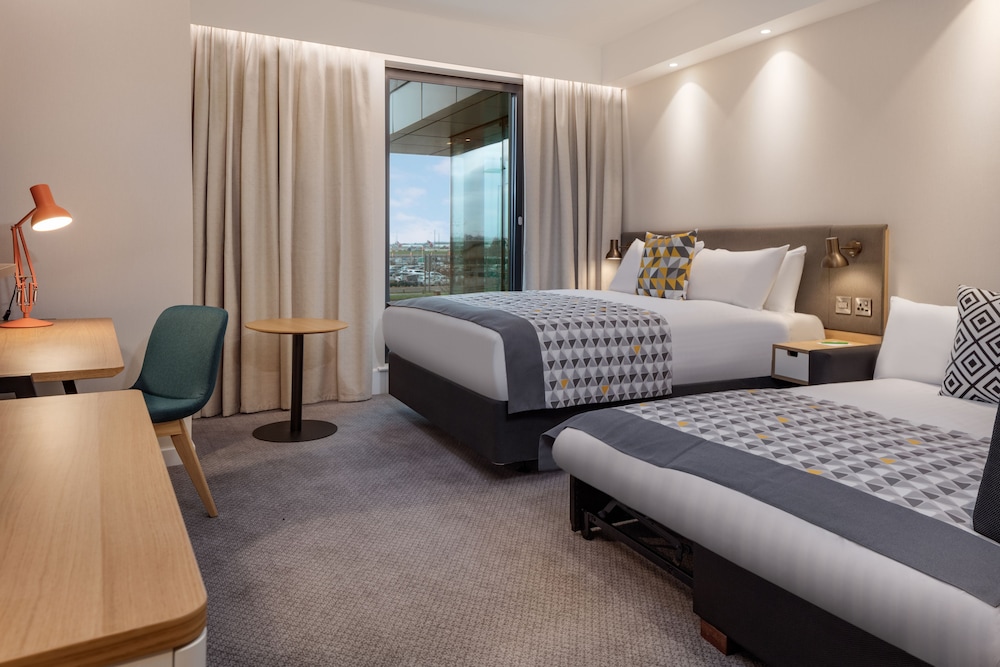 Holiday Inn London Heathrow - Bath Road, an IHG Hotel in London | Best ...