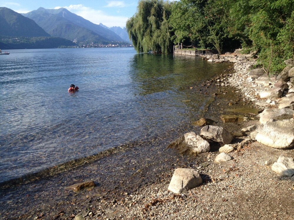 Orta See apartment in villa, garden overlooking the lake and beach ...