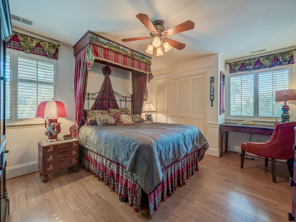 2 Min Walk 2 Beach Pickleball Golf Tennis Restaurants. Pvt Heated Pool ...