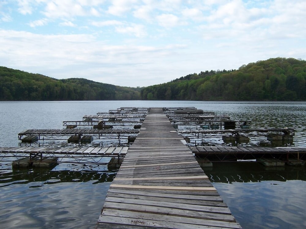 Tappan Lake Area: Sunny, peaceful Cottage with Fishing Pond on 13 ...