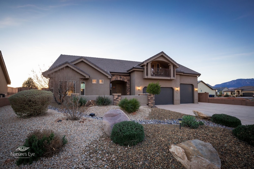 Spacious 3000 sq ft Home Parking galore Next to Sand Hollow Reservoir A ...