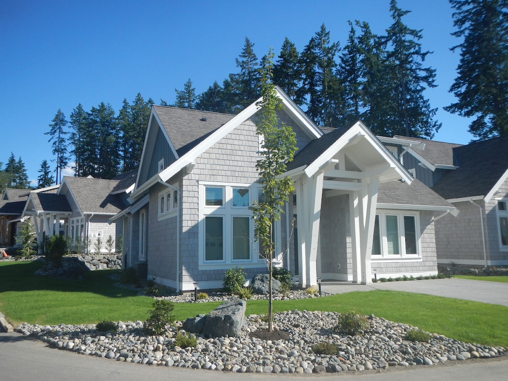 Qualicum Family Beach House & Oceanfront Gated Resort. - Qualicum Bay ...