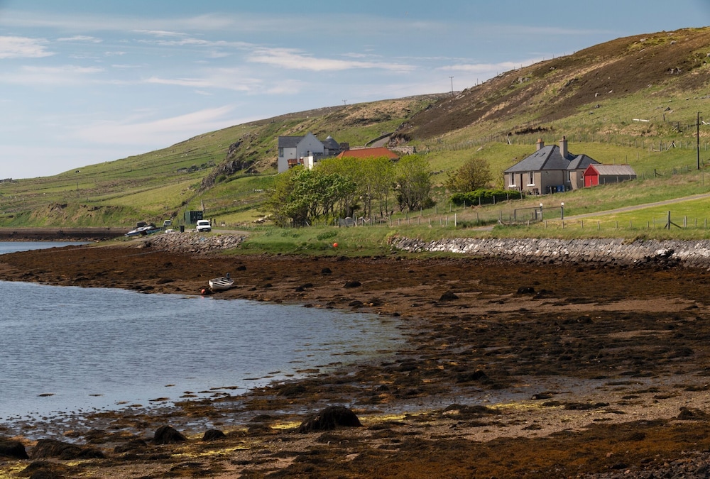 Detached spacious Isle of Lewis cottage in tranquil position with loch ...