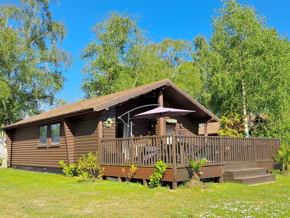 Lakeside Lodge with hot tub & private fishing peg in Lincoln | Best ...