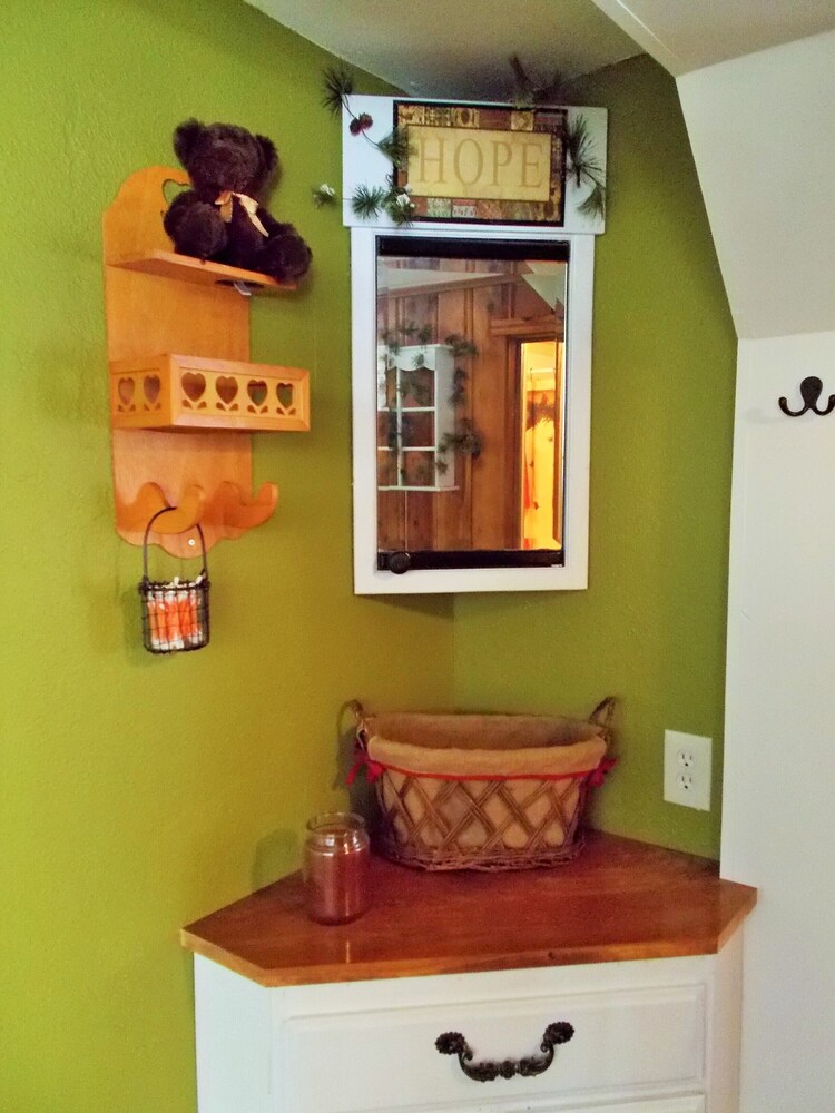 2bed 1bath unit with deck and hot tub, on the river 5 min to Estes park ...