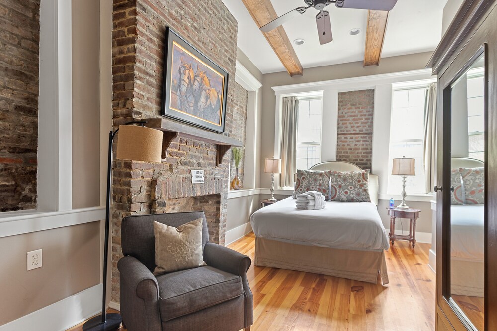 Stay Above Riviera Theater!: The Marquee - Suite A - Charleston | Vrbo