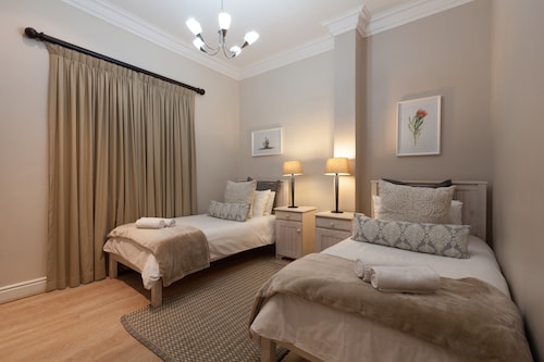 1 Bedroom Apt With Swimming Pool - Cape Town