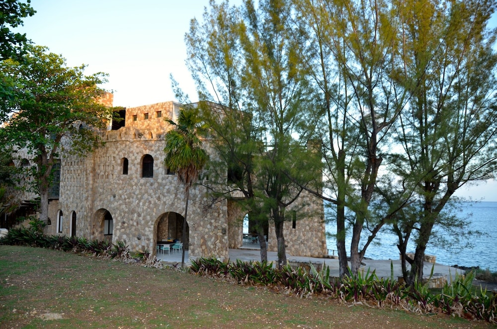 Pattoo Castle: An Exquisite Jamaican experience: Weddings & Private ...