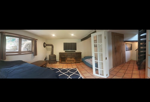 Gorgeous Mountain Views, 4 Acre Retreat, Hot Tub - Hudson Valley, NY