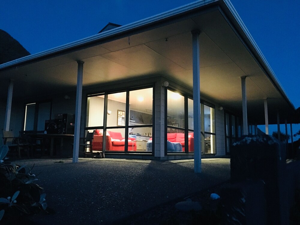 PAUA POINT Close to beach, big deck/views, homely, wifi, a gem! Relax ...