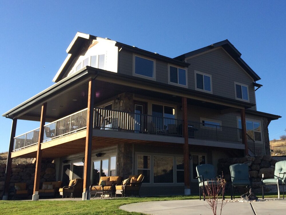 Luxury Family Reunion Vacation Home with Magnificent Lake Views ...