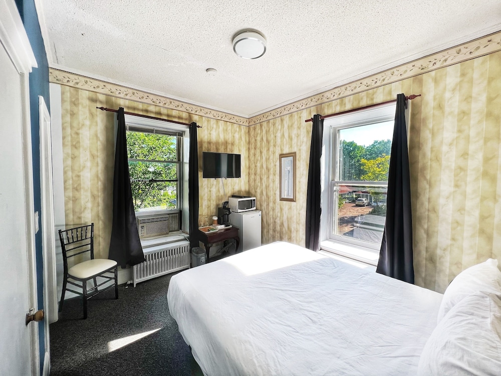Inn at the Falls in Bracebridge | Best Rates & Deals on Orbitz