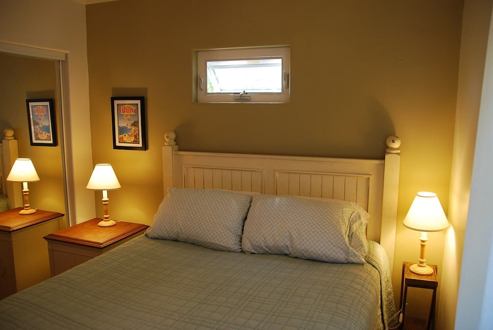 Hidden Villa- A Hidden Paradise with beautiful furnished garden patio ...