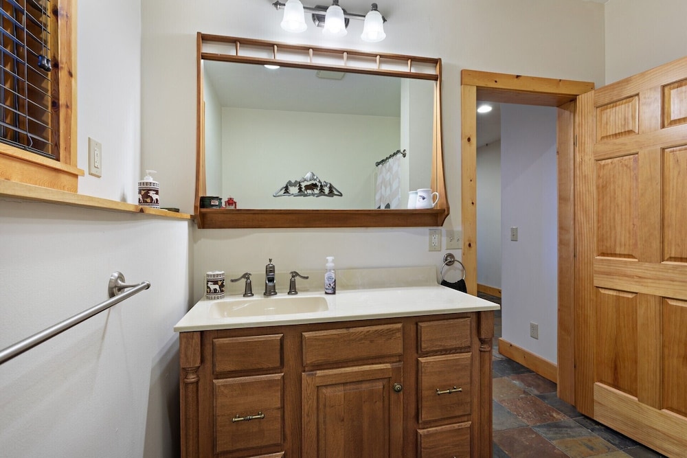 200-acre Double Bore Ranch - 6 Bedroom, 8 Bathroom Lodge, Sleeps 18 ...