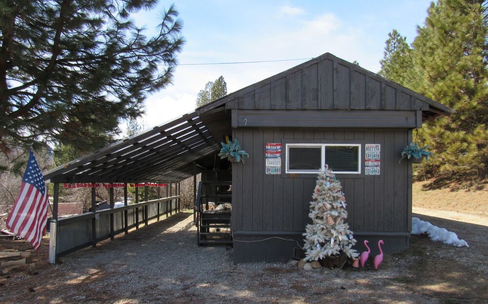 Uncle Billy Bob's Redneck Trailers Vacation Rentals #1 in Garden Valley ...