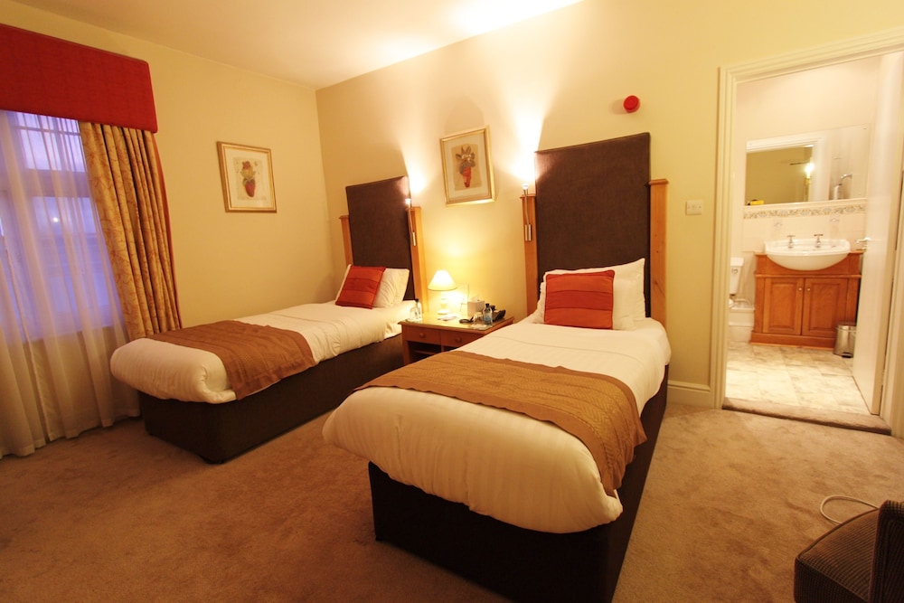 Queens Court Hotel, Exeter: $64 Room Prices & Reviews | Travelocity