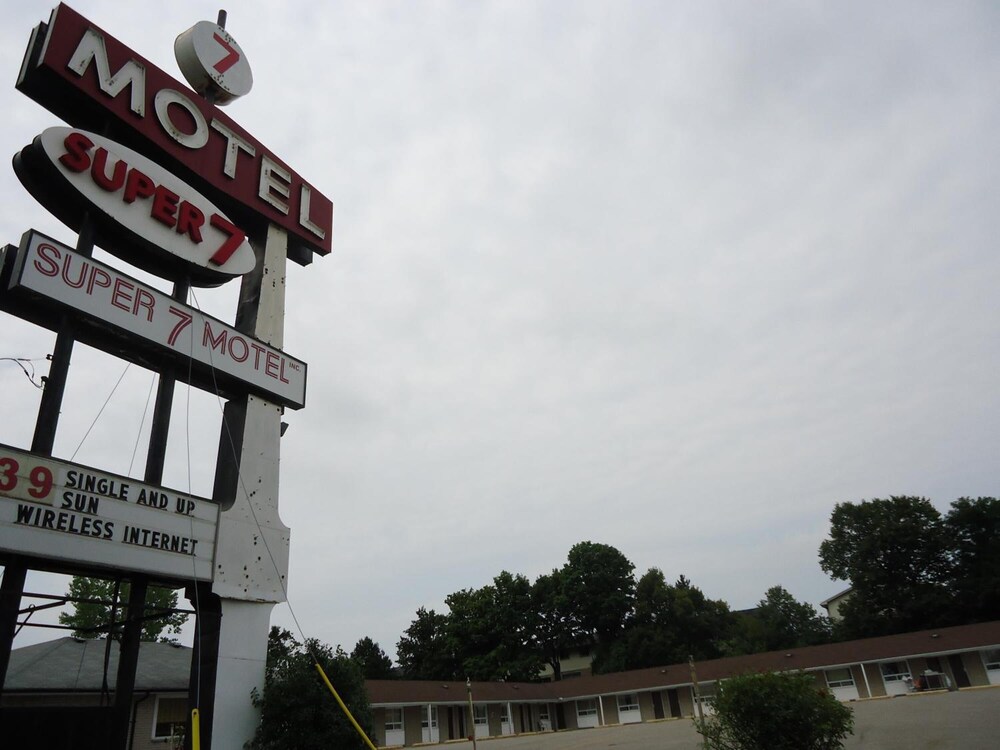 Super 7 Motel: AU$74 Deals & Reviews (London, CAN) | Wotif