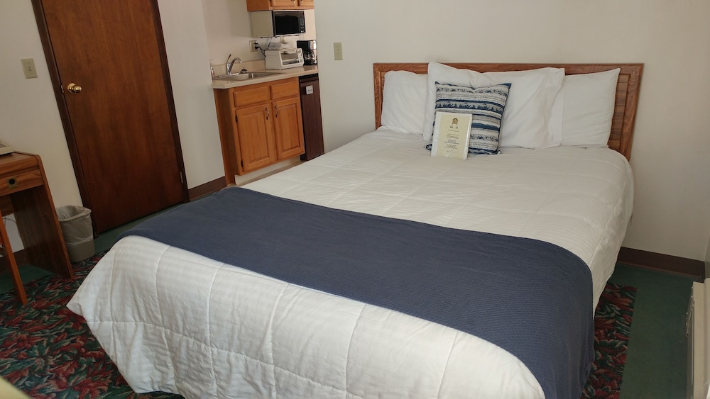 Cedar Motor Inn in Marquette | Best Rates & Deals on Orbitz