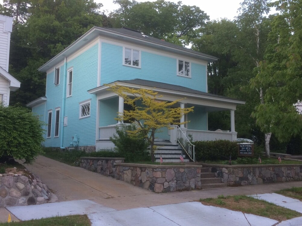 Daybreak Cottage Walk to Beach, Town and Yacht Club sit on the Front ...