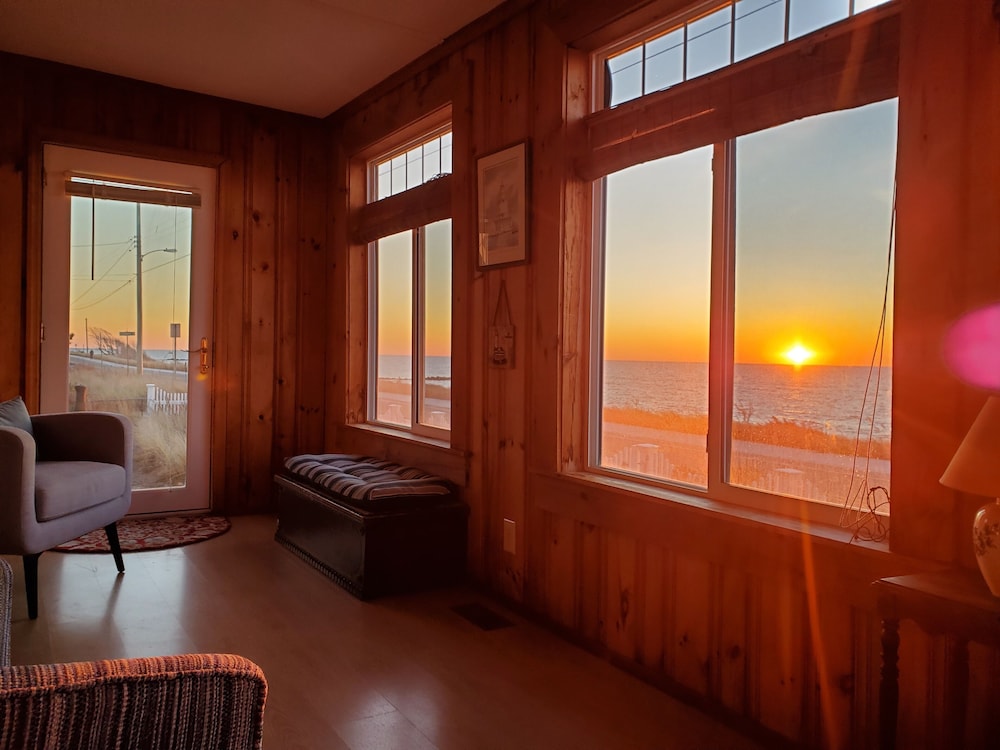 WATERS EDGE VILLA BEACH FRONT Pet Friendly N.Cape May - Town Bank | Vrbo