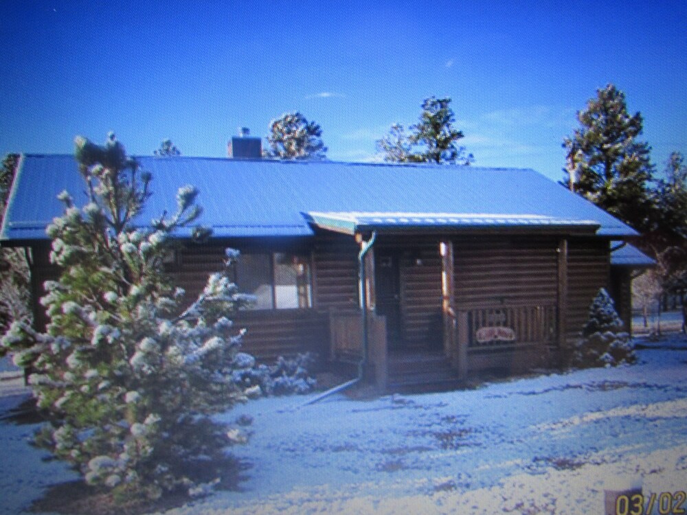 Cozy Bear Cabin in Bison Ranch. Near Mongollon Rim. With a relaxing hot ...