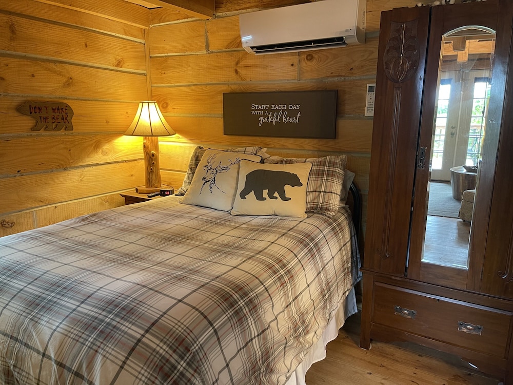 Mountain brow get away! Private and quiet, perfect for a romantic get a ...