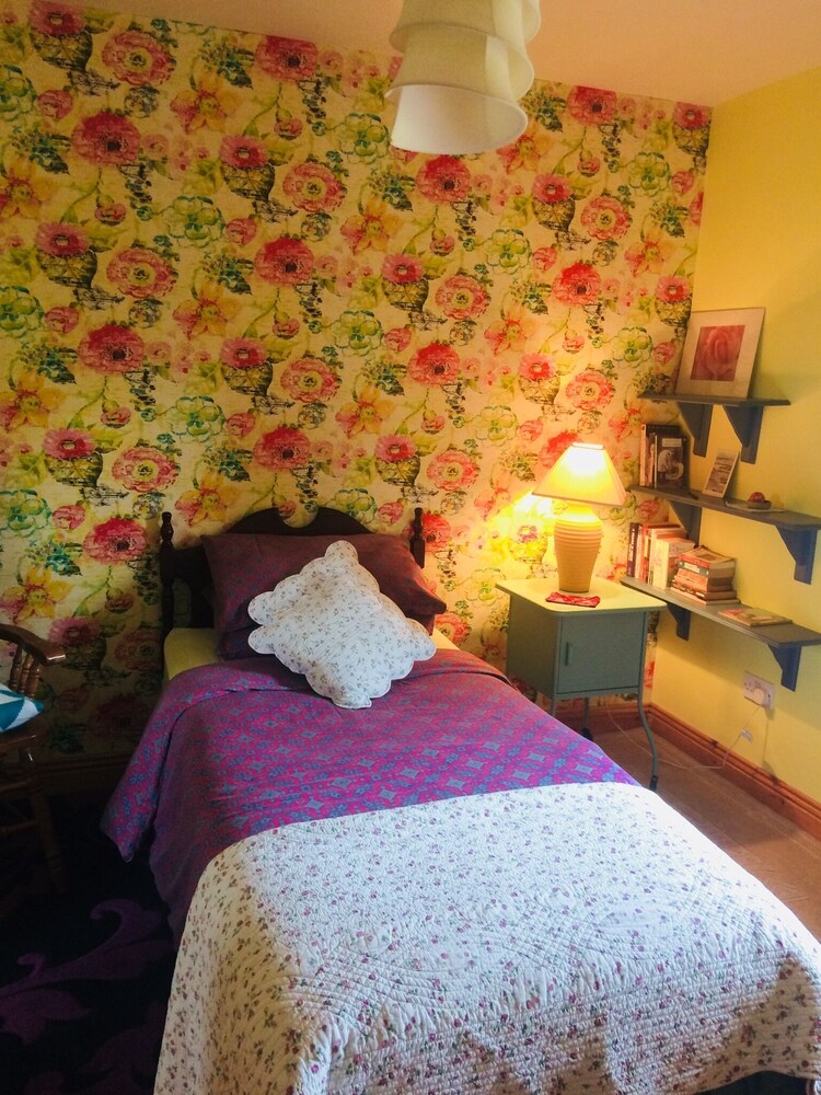 Beautiful Aisling Cottage, Dooneen, Burren, along the Wild Atlantic wa ...