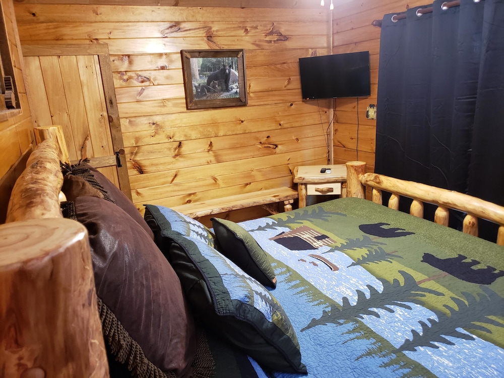 Luxury Cabin, Sleeps14, Super Fast WiFi, NFL Sunday, & Arcade, Fishing ...