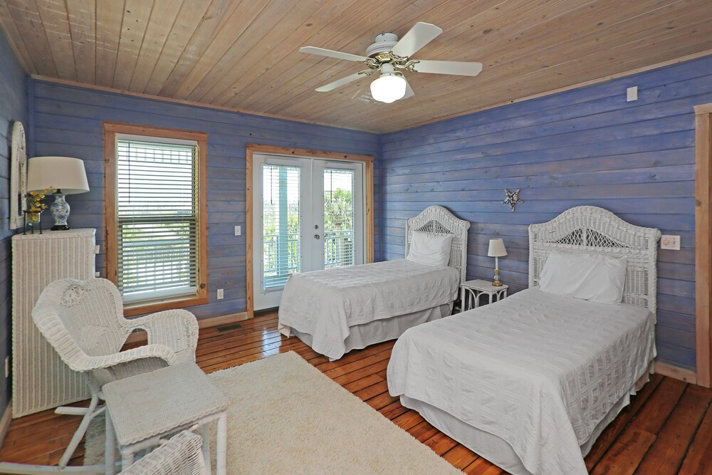 Great For Large Families, Beachfront, Lots of Deck Space ~ Ramblin ...