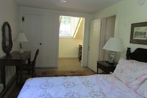 Carriage House In Two Acres Of Eden - Newtown, CT
