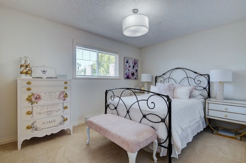Beautiful Executive Home Close To The Ocean - North Saanich