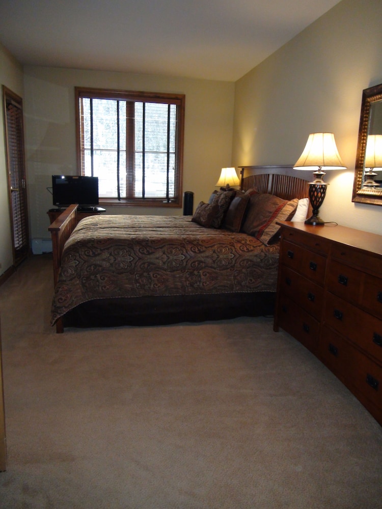 In the heart of Avon -walk to restaurants & gondola! Immaculate 2bed ...