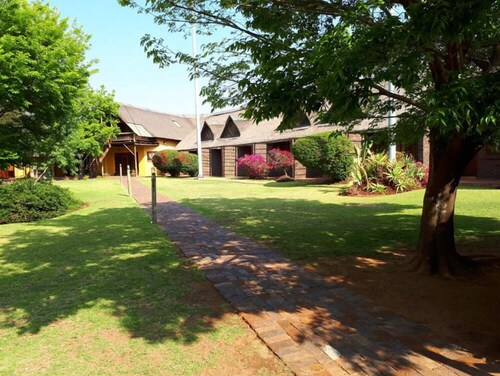 Top Hotels Closest to Entertainment Centre in Emalahleni | Hotels.com