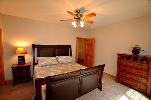 Stunning Log Home Retreat - River Runs Through It - Estes Park, CO