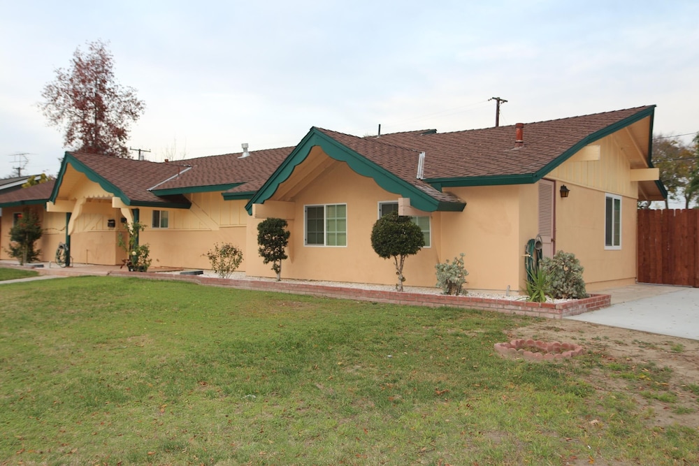 Walk To Disneyland! 4 Bedrooms and 3 Bathrooms. - Anaheim | Vrbo
