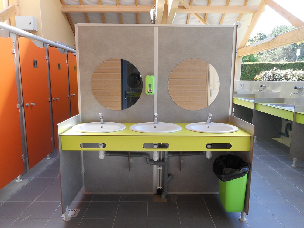 Camping Le Jardin De Sully: Deals & Reviews (Saint-Père-sur-Loire, FRA ...