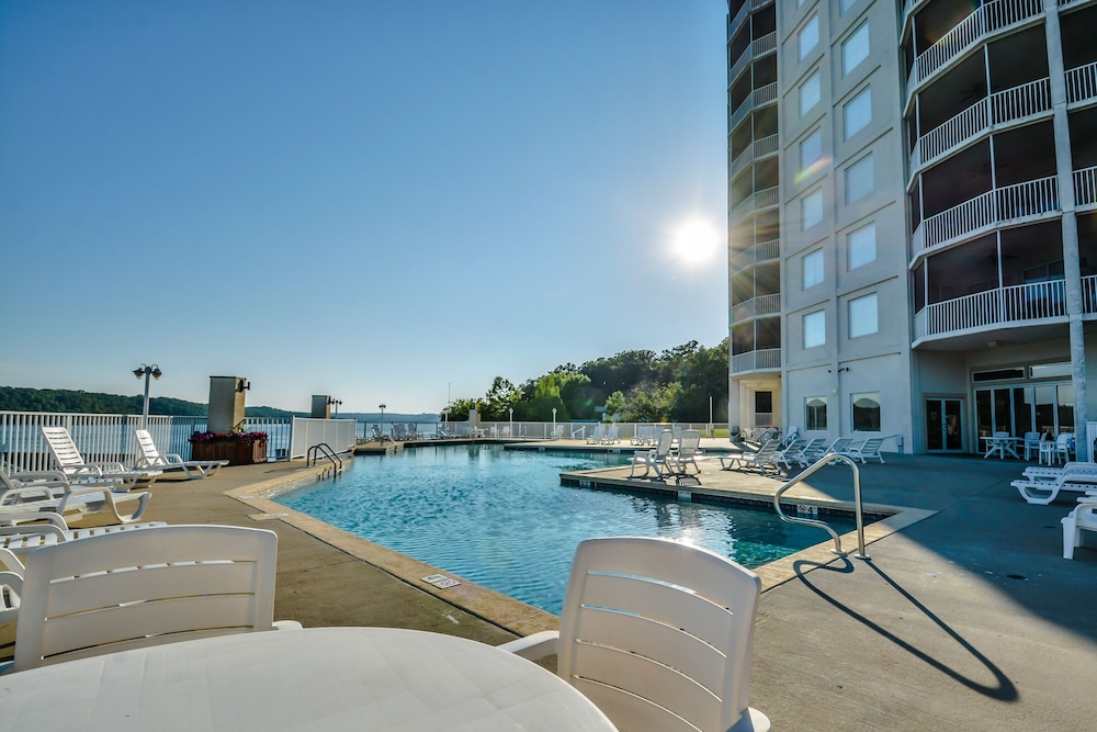 Parkview Bay Towers Indoor & Outdoor Pools & Great Lake Views - Free Wi ...