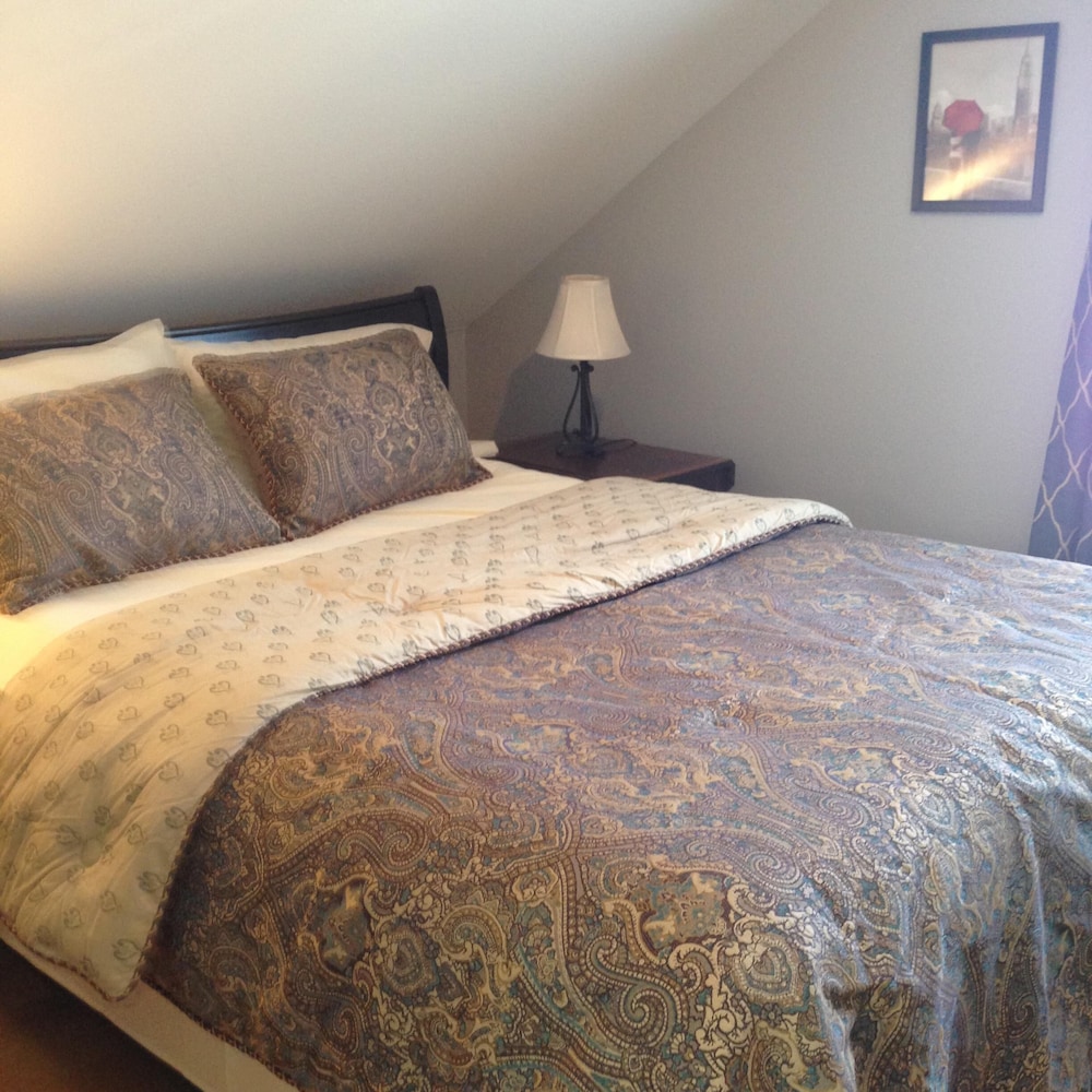 BLOSSOM VIEW COTTAGES: Luxurious 3 Bedroom + Den Near Theaters ...