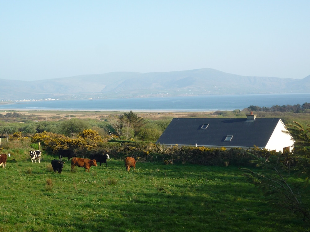 Beautiful house Short Walk from Reenroe Beach Ballinskelligs free WiFi ...