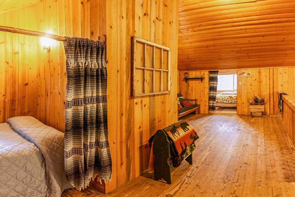Sun Mountain Ranch Bunkhouse - Near Crater Lake, Fort Klamath: Room ...