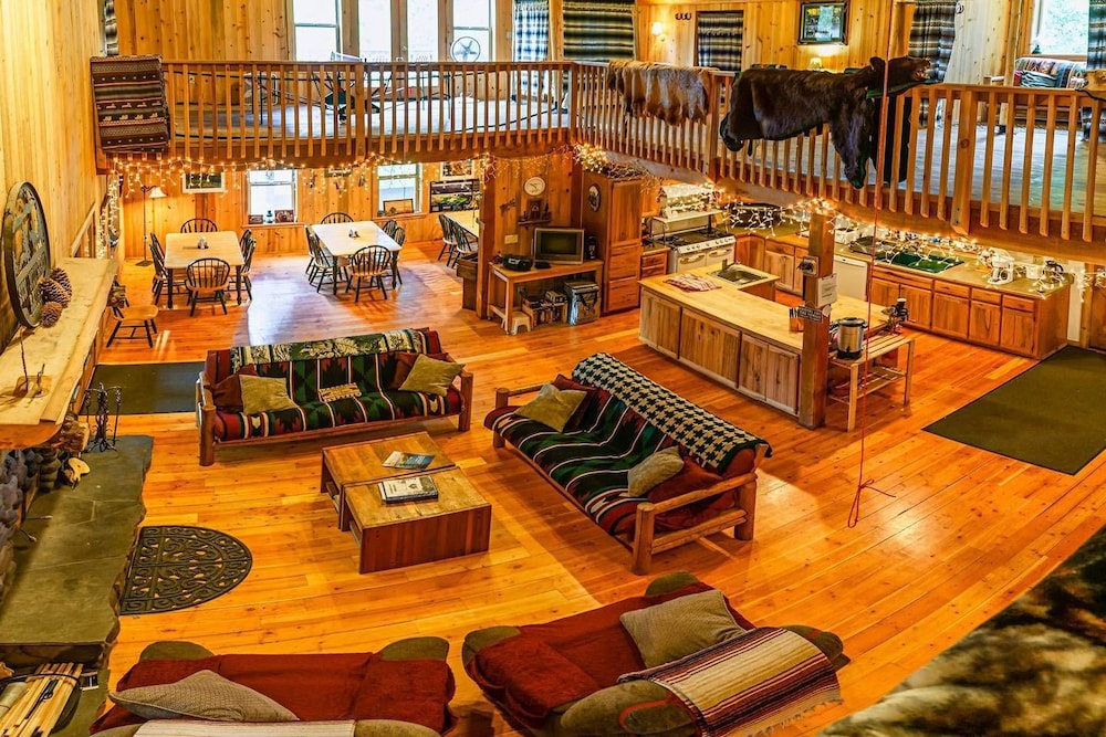 Sun Mountain Ranch Bunkhouse - Near Crater Lake, Fort Klamath: Room ...