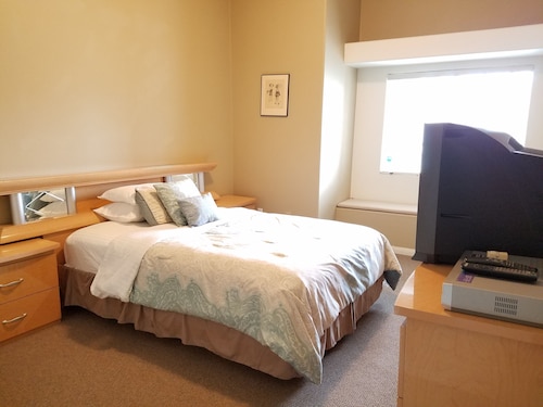 Furnished 3br 2ba, Media Rm & Spa (31 Days Mins) - Cathedral City, CA
