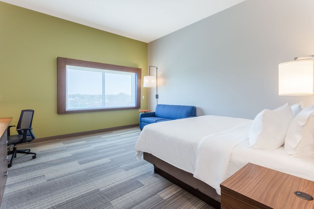 Holiday Inn Express & Suites Springfield North, an IHG Hotel in ...