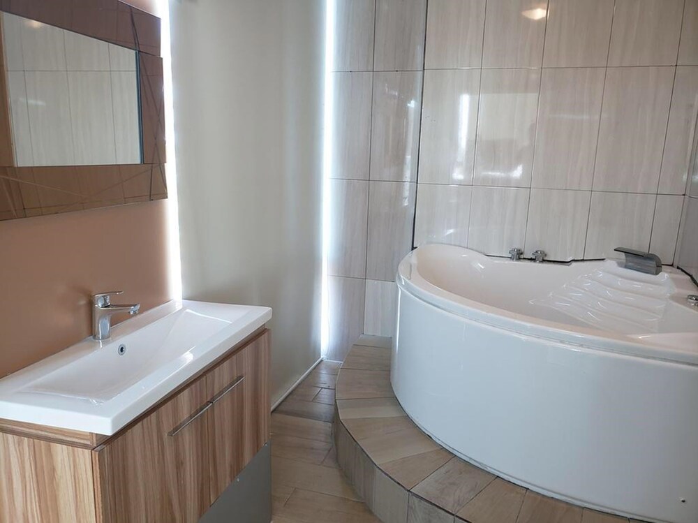 Golden Tree Hotel, Belize City: Room Prices & Reviews | Travelocity