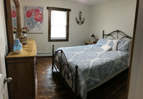 Cozy Beach Themed & Newly Renovated Home - The Hamptons, NY