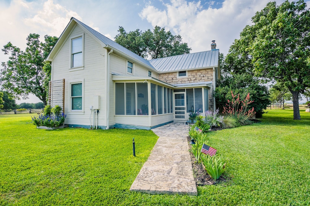 Secluded Farmhouse, vineyard on 4 acres, near wineries, shaded yard ...