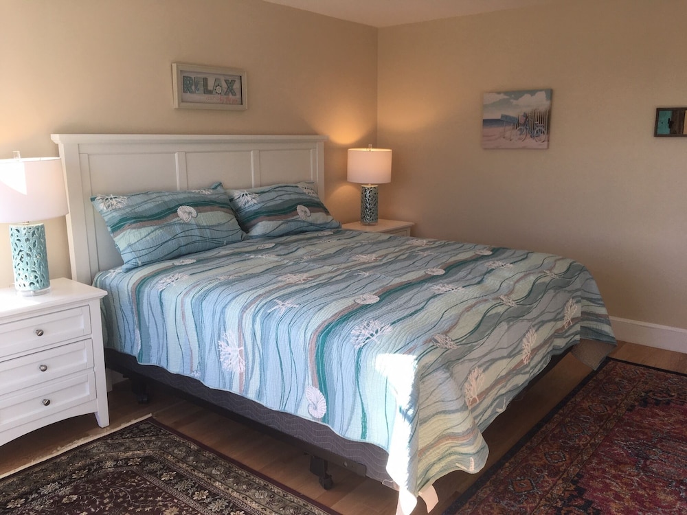 Recent Construction, Fire Pit, Kayaks, Close to Town, and Beach. Easton ...